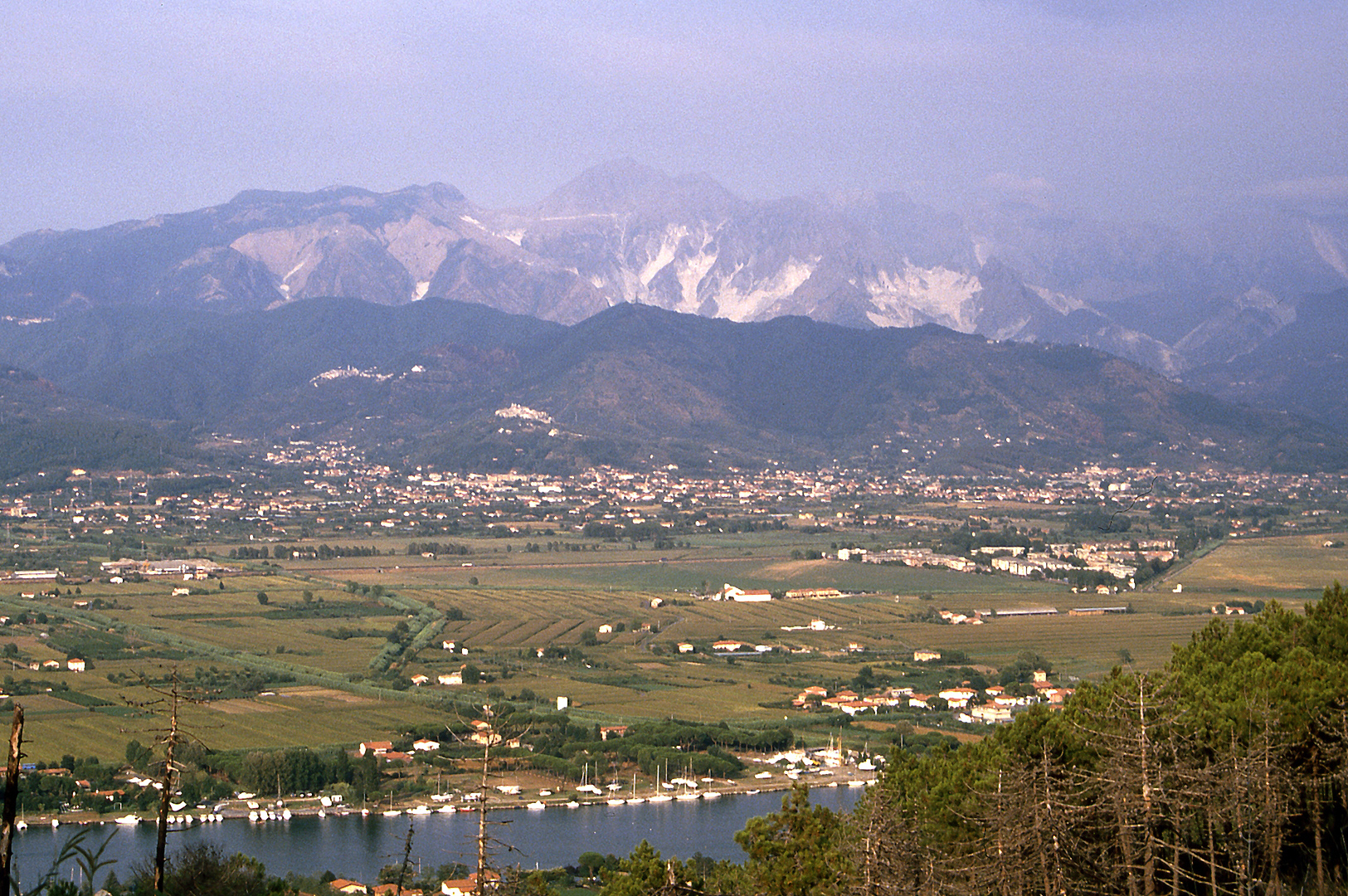 Apuan Alps near Carrara (Tuscany, Italy) / Apuaanse Alpen bij Carrara ...